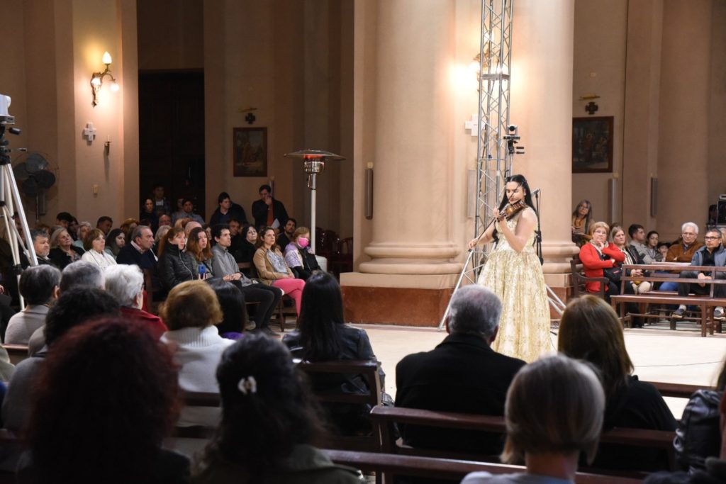 Exitoso concierto de la violista Aisha Syed Castro - Revista La Ciudad