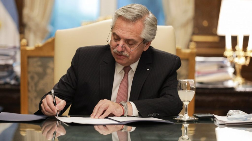 RECONVERSIÓN DE PLANES A TRABAJO GENUINO: El Presidente firmó el ...